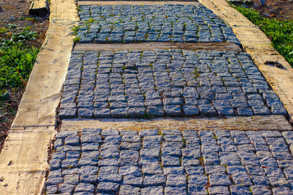 Tips on How to Plan a Garden Path and Edging - Decor Tips