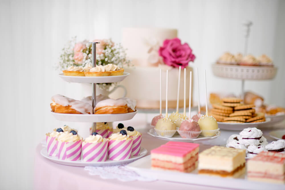 How to Choose the Perfect Cake Stand - Decor Tips
