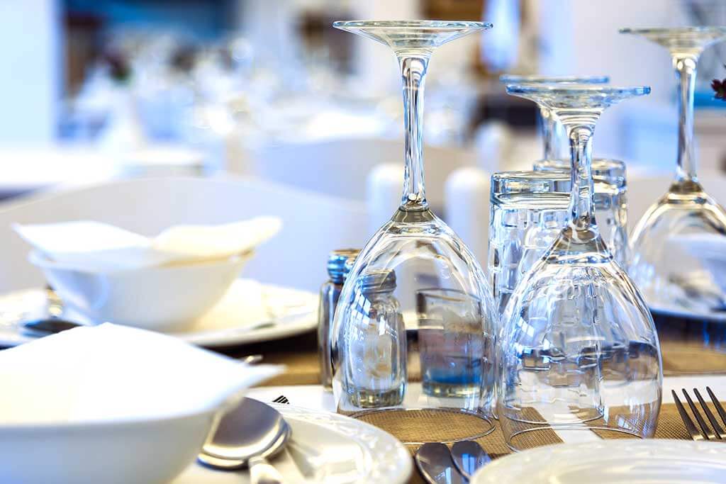 Types of glassware for your dining table
